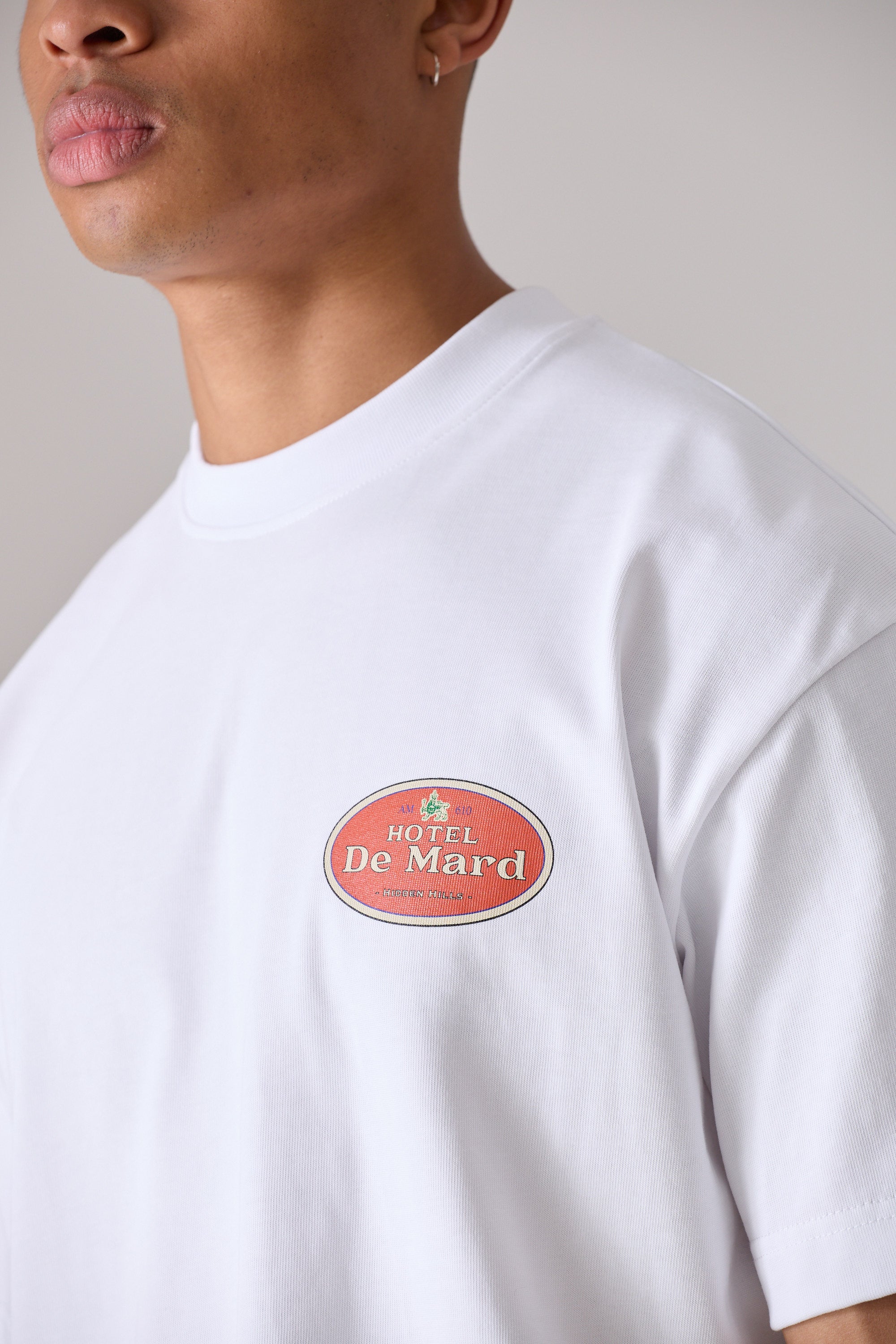 HOTEL DE MARD WHITE T-SHIRT – Azat Mard